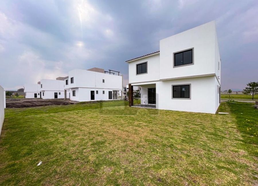 Residencia moderna de estilo californiano con vista al Lago en Metepec ...