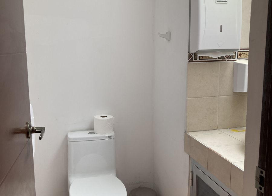 Casa u oficinas a 2 cuadras del distribuidor JUÁREZ EXCELENTE UBICACIÓN ...