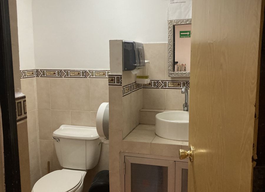 Casa u oficinas a 2 cuadras del distribuidor JUÁREZ EXCELENTE UBICACIÓN ...