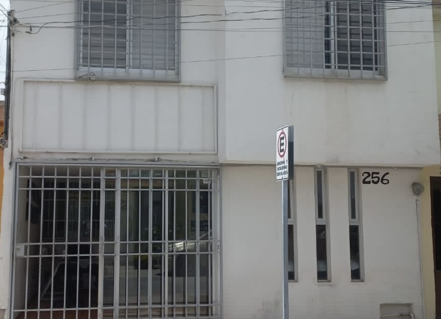 Casa u oficinas a 2 cuadras del distribuidor JUÁREZ EXCELENTE UBICACIÓN ...