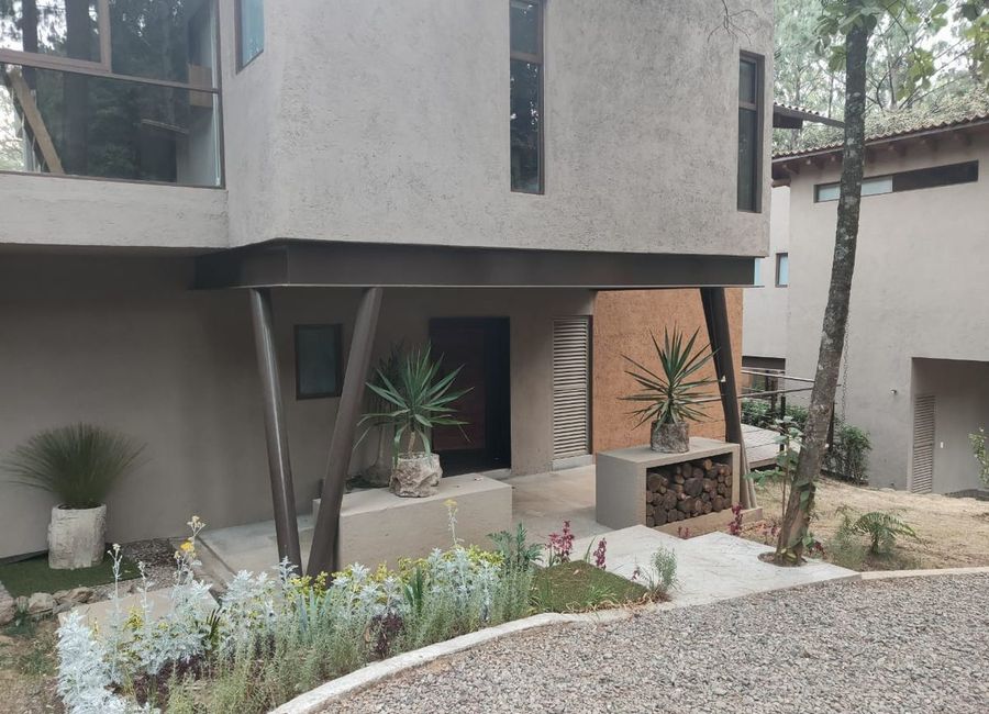 EN MEDIO DEL BOSQUE EN AVANDARO, SE VENDA CASA | Lamudi.com.mx