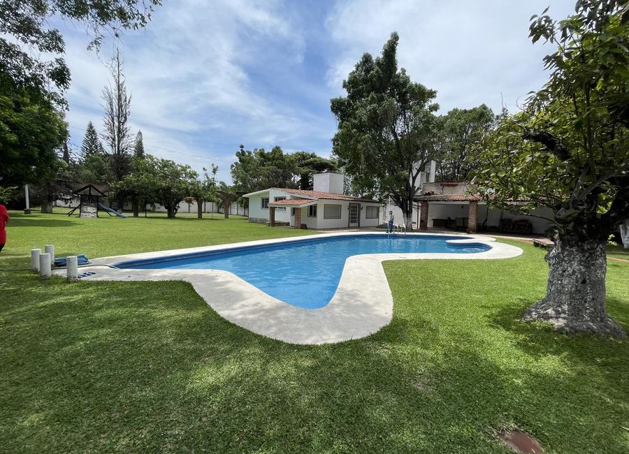 OPORTUNIDAD Gran terreno con dos pequeñas casas campiranas-Tonatico ...