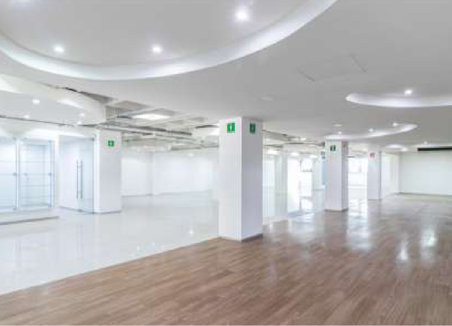 Local acondicionado de 500m2 con área abierta en Parque Lira amplia ...