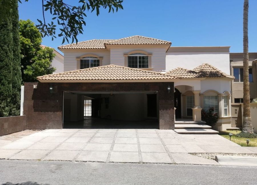 Lomas del valle casa en dos plantas con recamara en planta baja y alberca | Lamudi.com.mx
