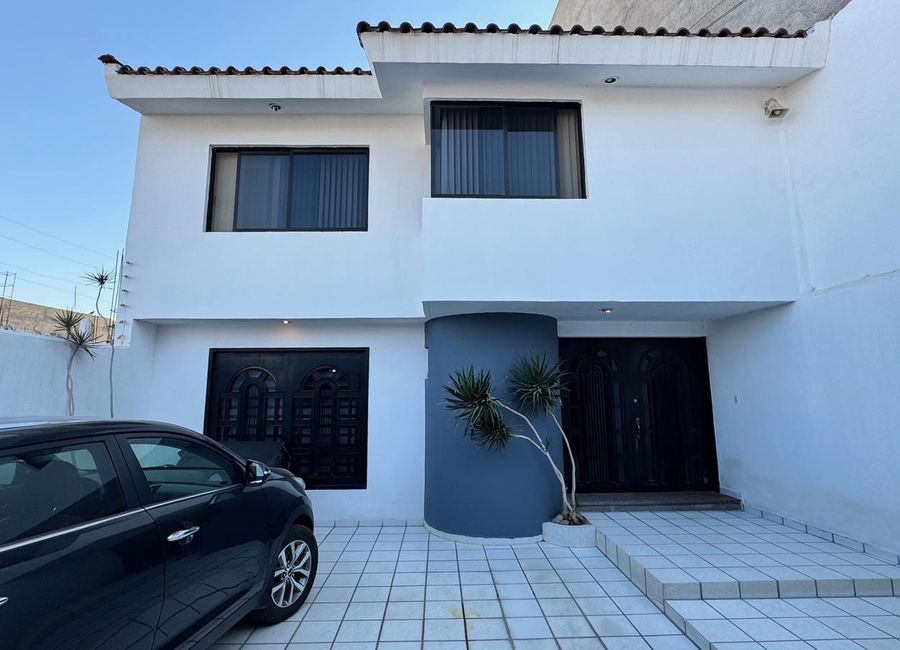Casa En Venta a UNA cuadra De La Salle Bajío, en Lomas del Sol León ...