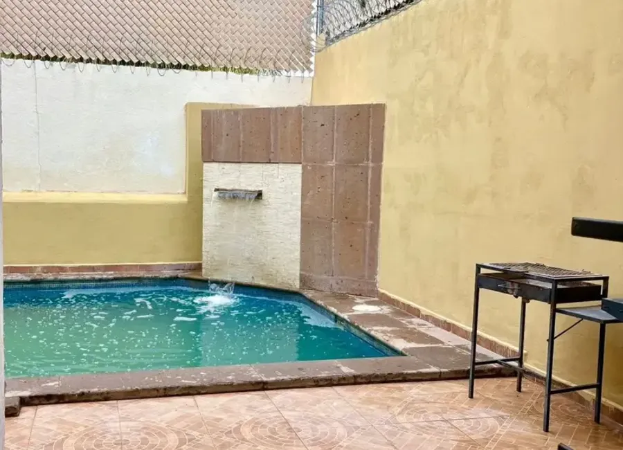 casa en venta con alberca y departamento independiente | Lamudi.com.mx