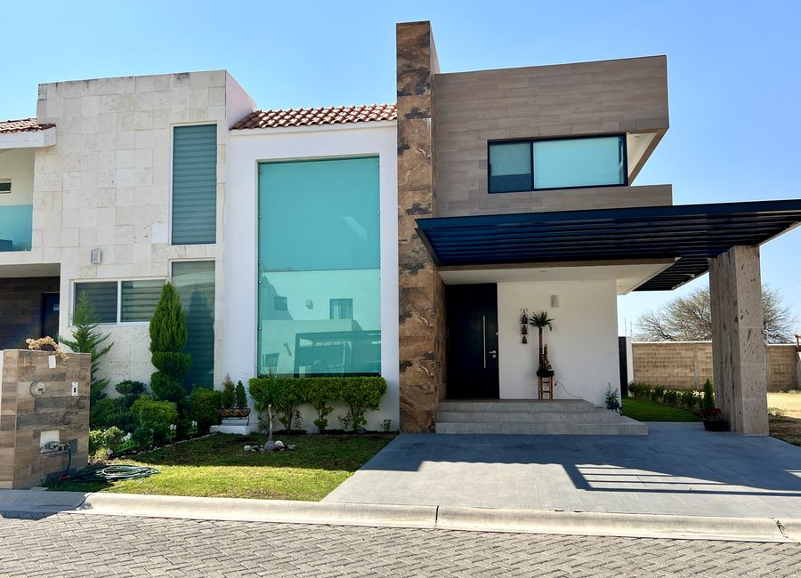 MODERNA Y AMPLIA CASA EN VENTA EN LAS PLAZAS | Lamudi.com.mx