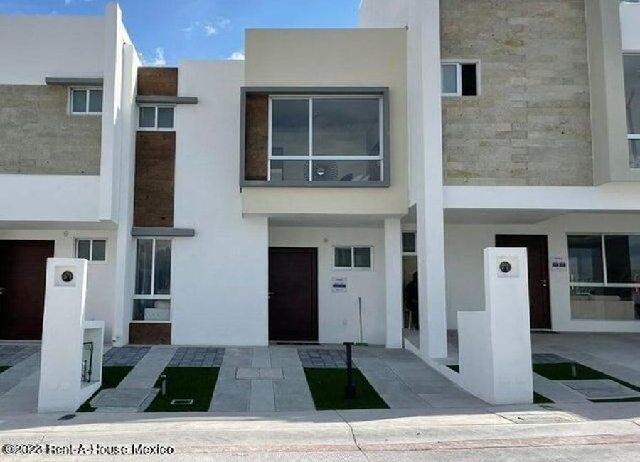 Casa de tres recamaras con albarca dentro del clúster y lago artificial ...