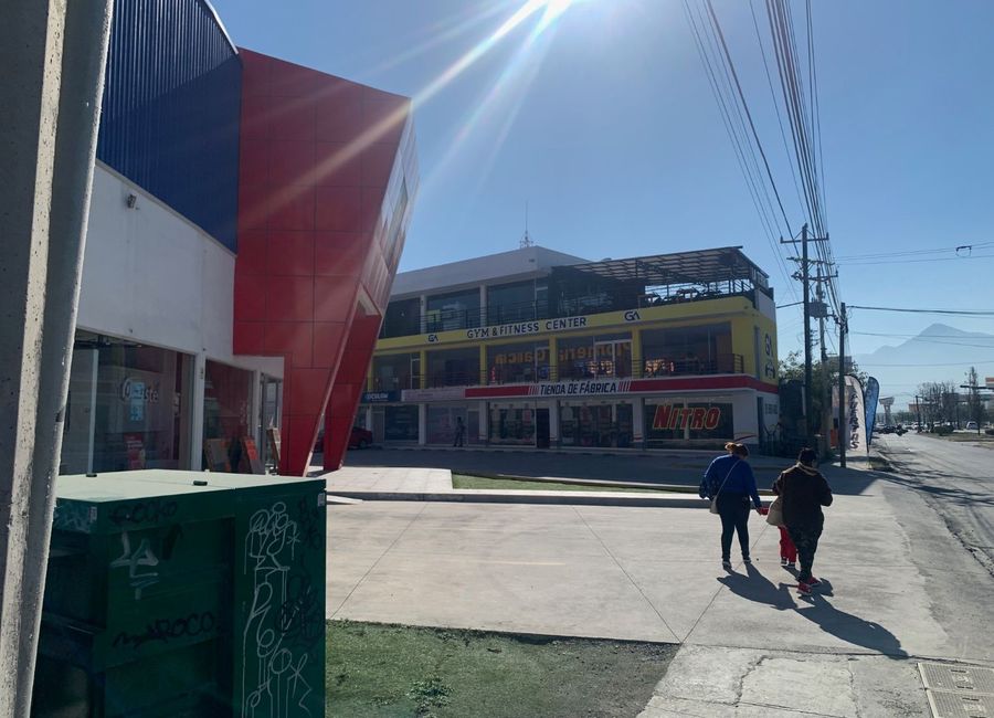 Locales Comerciales Renta Av. Heberto Castillo junto Plomeria Garcia ...