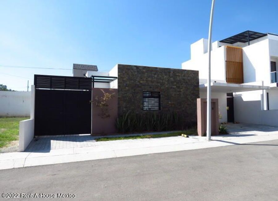 CASA EN VENTA EN ZIZANA DE UN NIVEL CON 2 RECAMARAS ESTUDIO ROOF GARDEN ...