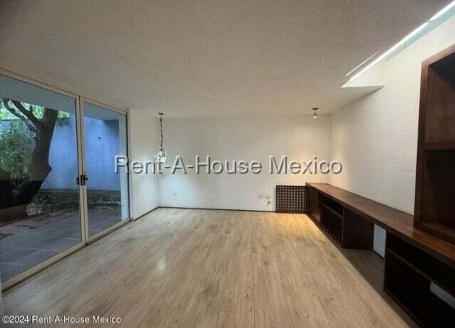 Colinas de Parque. Casa, área de TV, 4 recámaras, cuarto de servicio ...