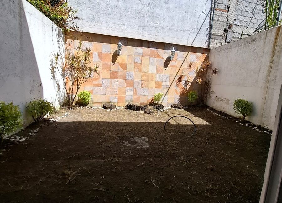 SE VENDE CASA A PIE DE CALLE A SOLO 10 MINUTOS DE PLAZA CENTRO SUR, COL ...