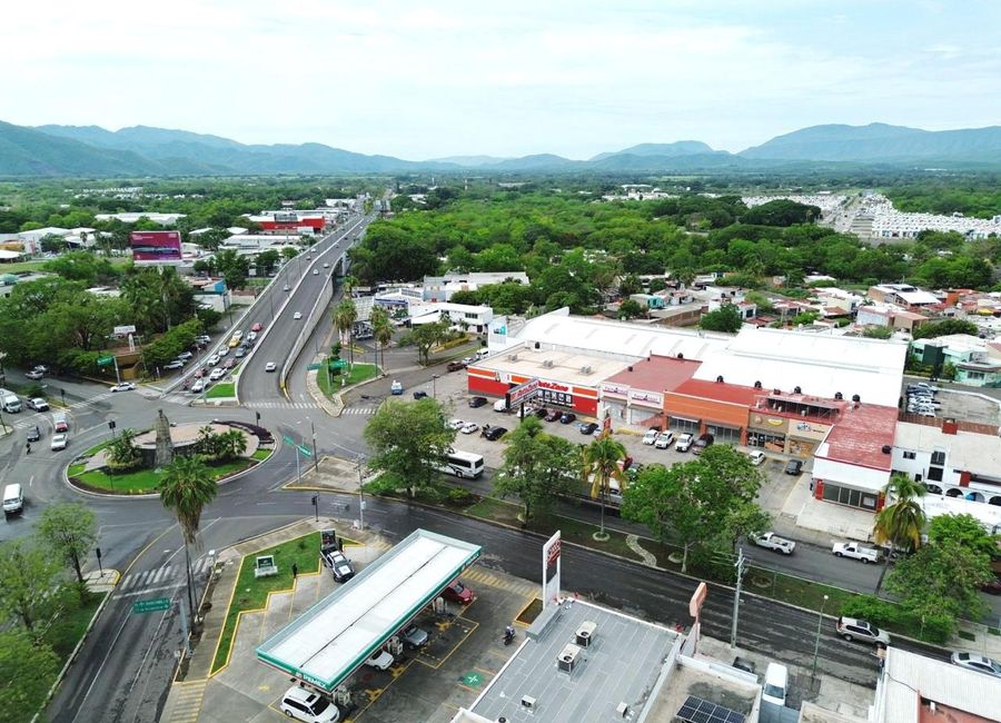 LOCALES COMERCIALES SOBRE AVENIDA Y FRENTE A GLORIETA REY COLIMÁN, EN ...