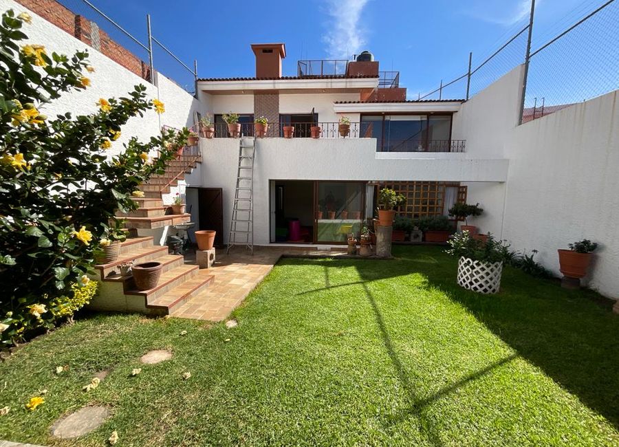 CASA EN VENRTA EN LA COLONIA CHAPULTEPEC A UNOS PASOS DE AV. LAZARO ...