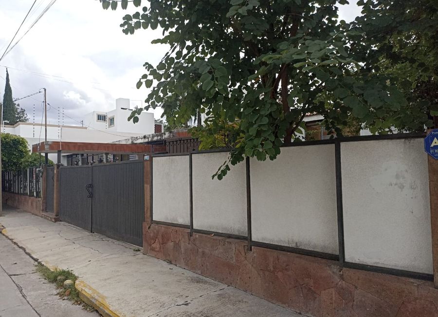 Casa muy amplia en venta , excelente ubicación | Lamudi.com.mx