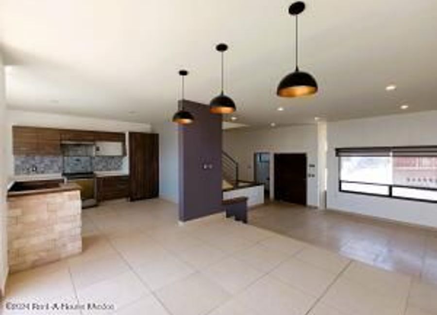 Zibata. Casa 3 recamaras, roof, sotano, cuarto de servicio, area de TV ...